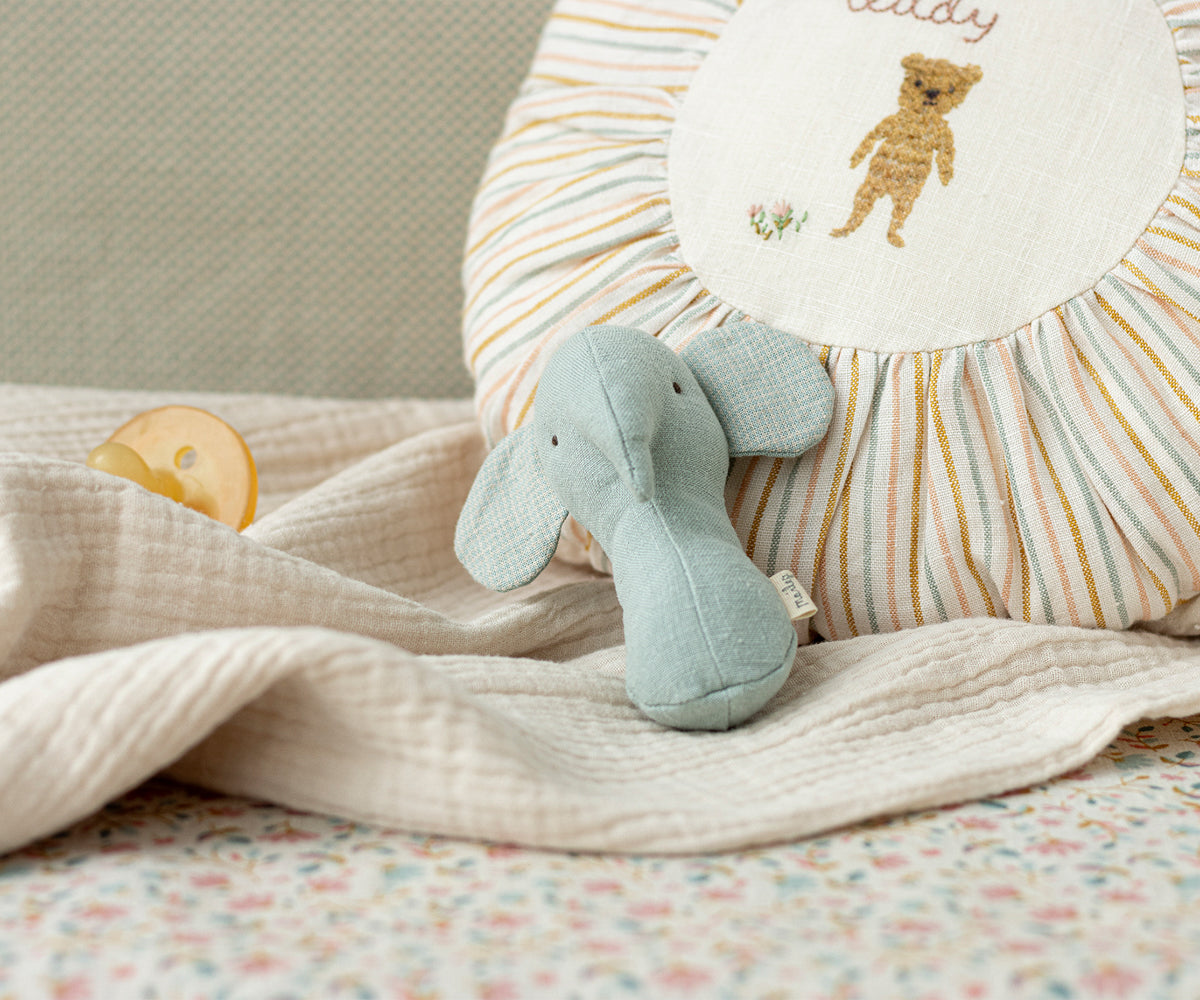 Lullaby friends, Elephant rattle - Light dusty blue – Maileg EU
