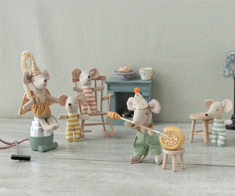 Clown clothes in suitcase, Little brother mouse – Maileg EU